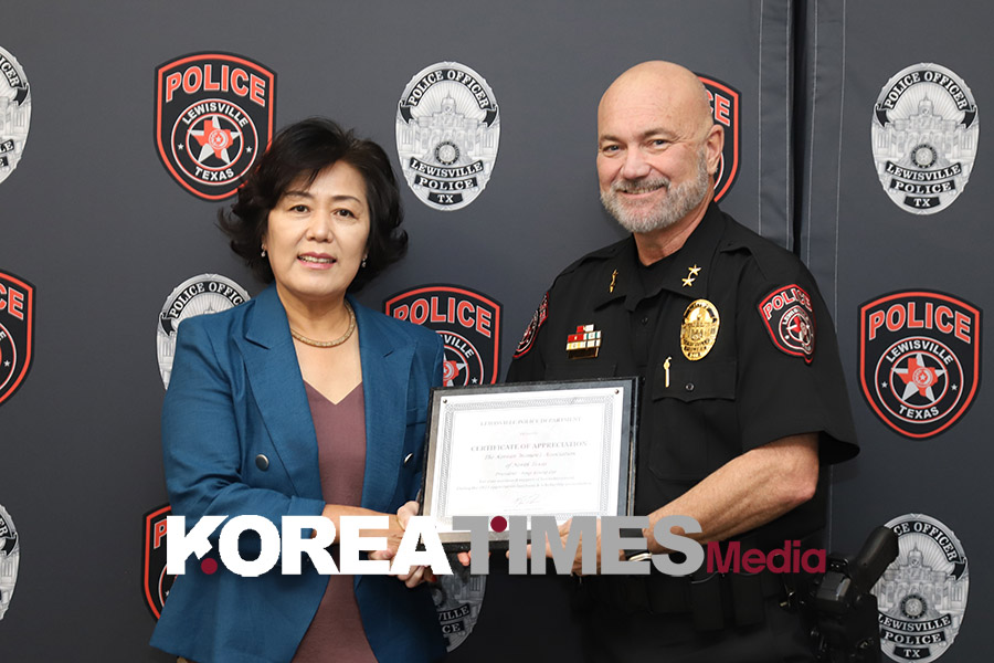 "뜻깊은 마음에 감사"...루이스빌 경찰국, 한인사회에 감사패 전달 - 코리아 타임즈 미디어