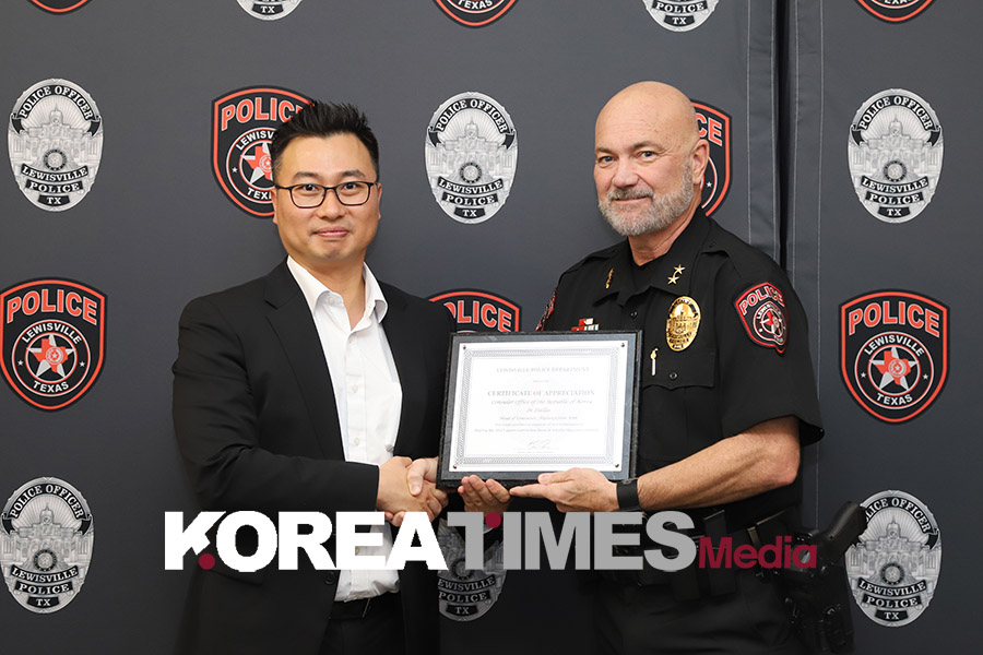 "뜻깊은 마음에 감사"...루이스빌 경찰국, 한인사회에 감사패 전달 - 코리아 타임즈 미디어